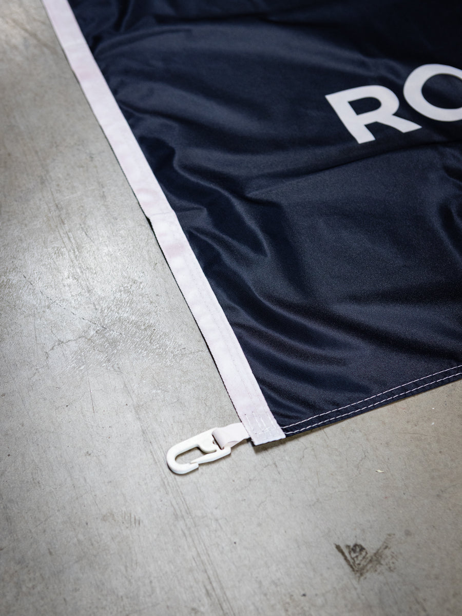 RR Flag „Black Edition“ – Masters of Merch Online Shop